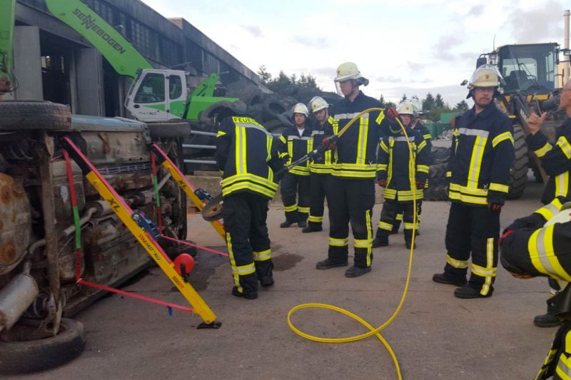 Ausbildung am neuen "Stab-Fast"-System im Rahmen der technischen ...