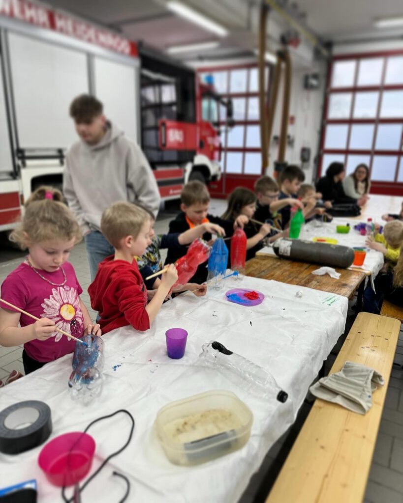 Kinder basteln Atemschutzgeräte - Freiw. Feuerwehr Kemel
